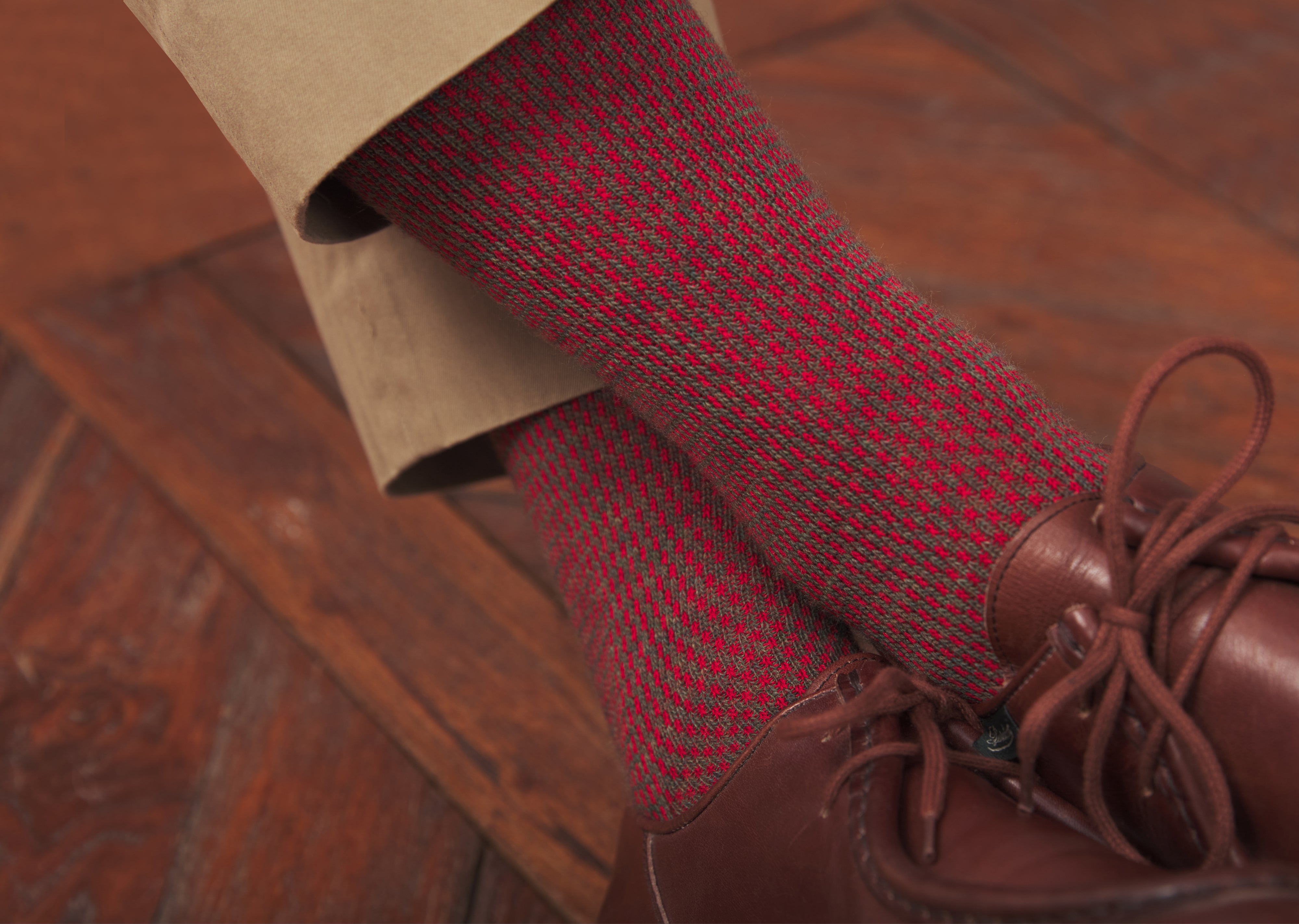 Chaussettes courtes caviar kaki & rouge -Laine & Fil d'Écosse -Mazarin ...